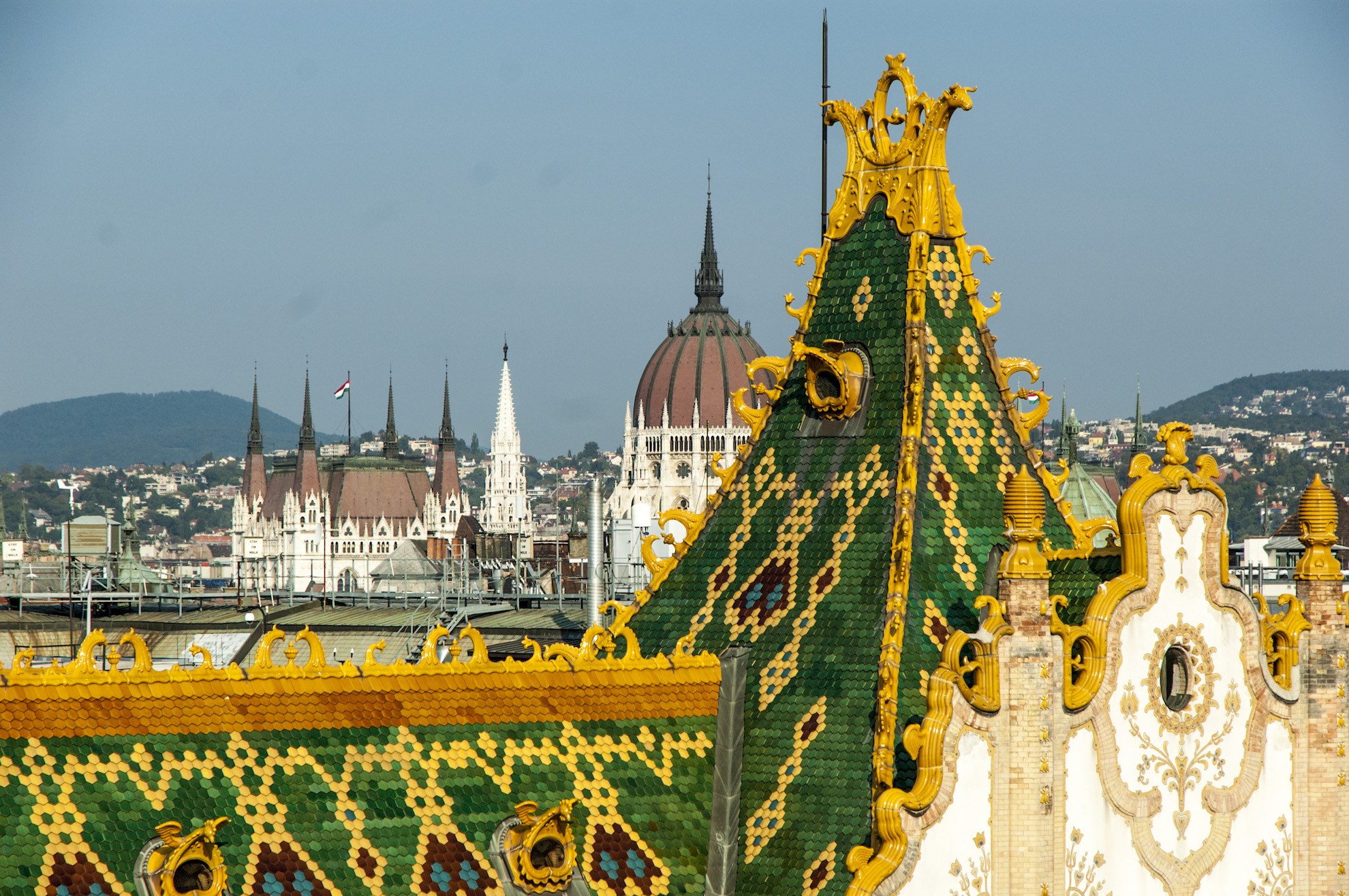 Színes, szecessziós Zsolnay tetőzet aSzínes, szecessziós Zsolnay tetőzet » Budapest Brand